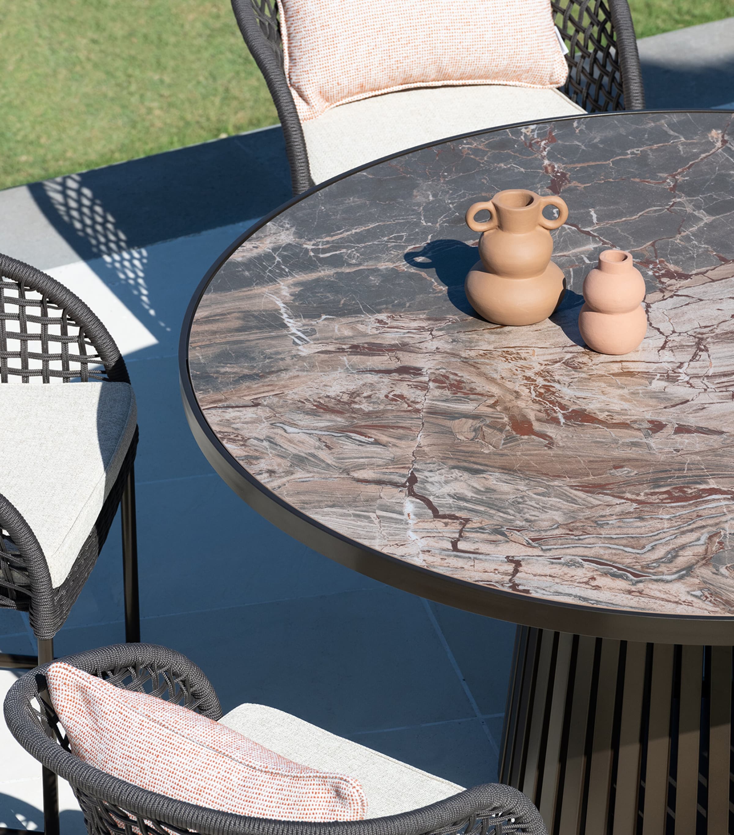 Indian Ocean Round Sierra 6-Seater Outdoor Table | Harrods CN