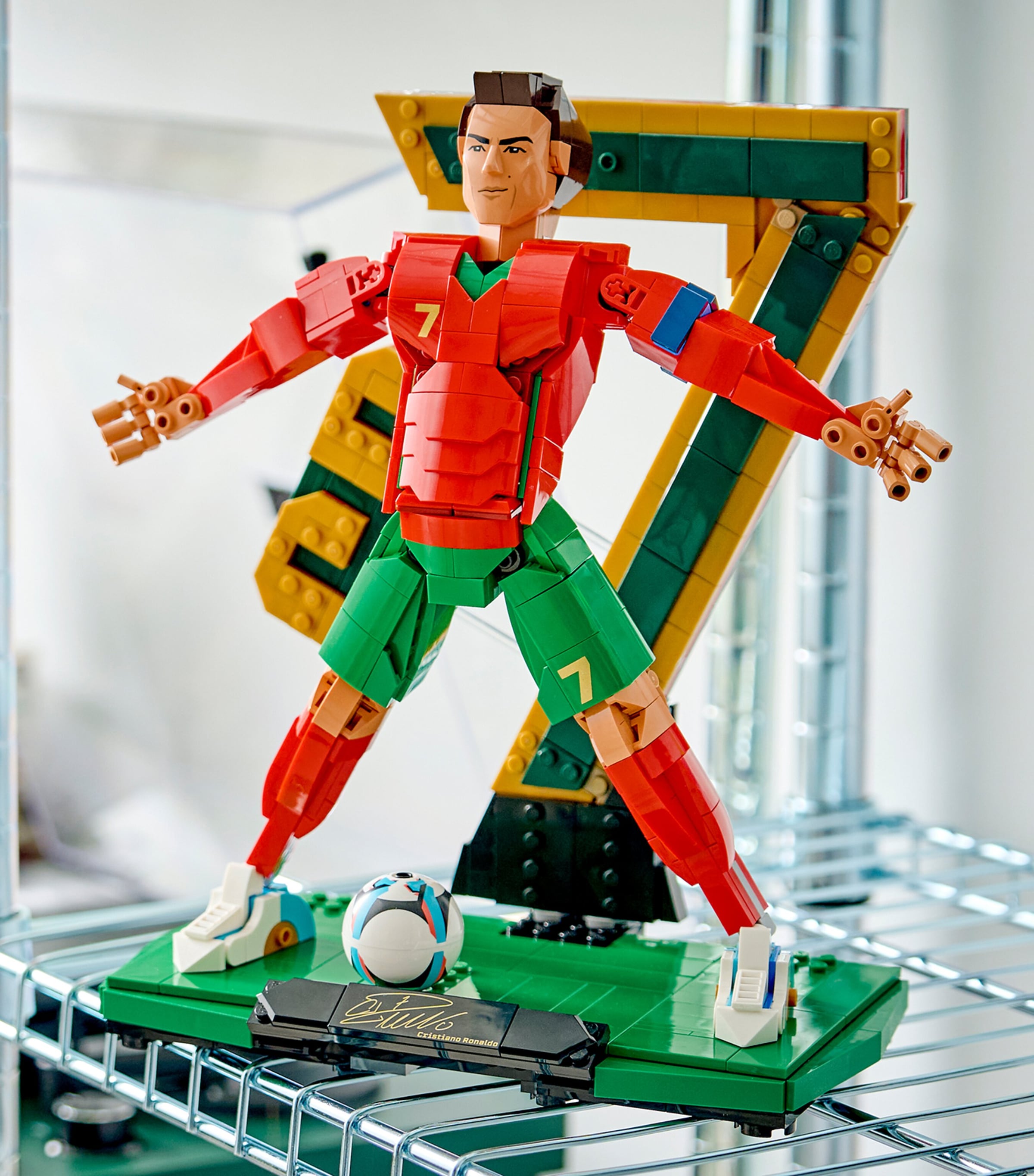 Lego LEGO Editions Cristiano Ronaldo Football Legend 43016 | Harrods ES