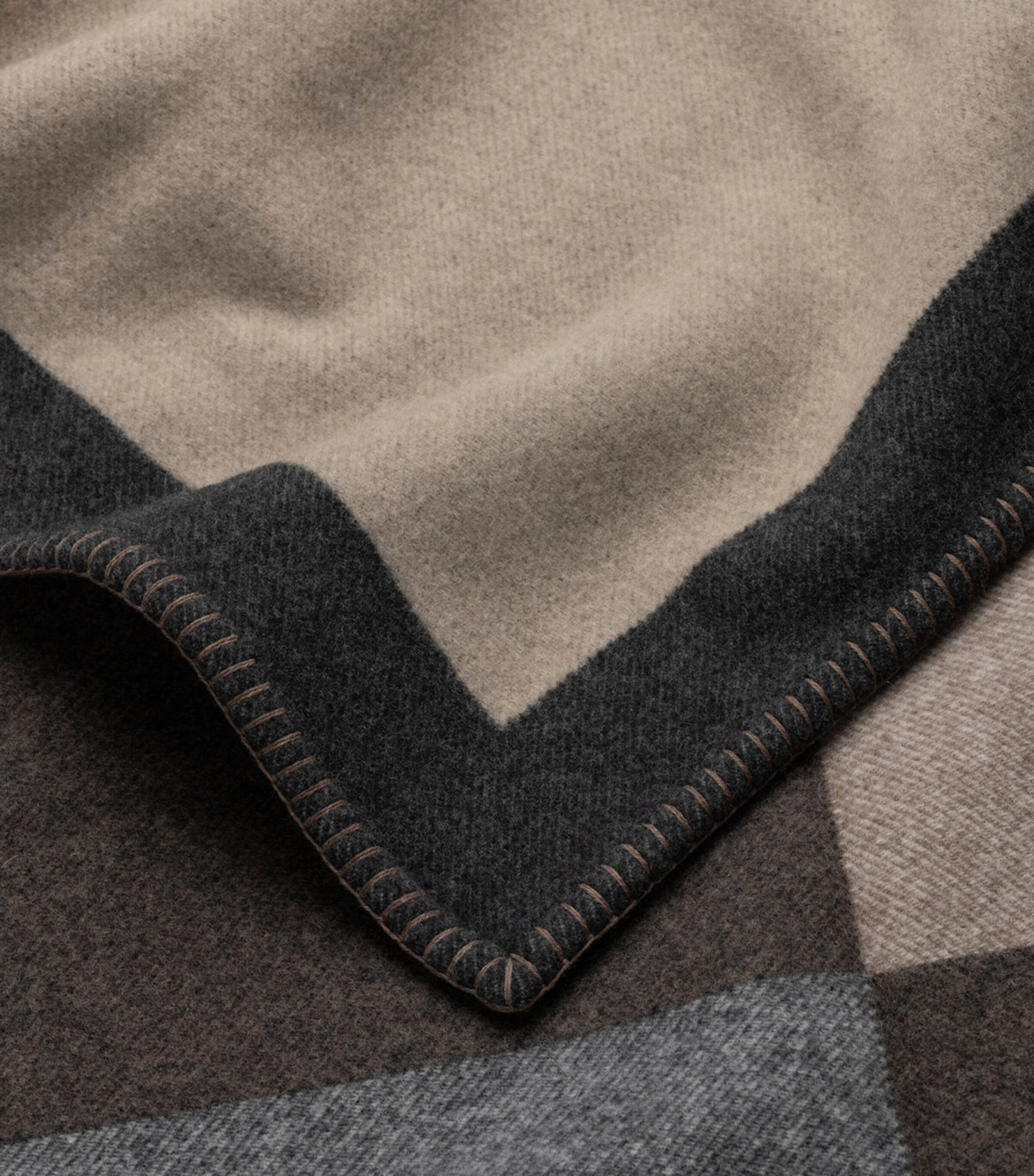 Begg x Co Grey Wool and Cashmere Valatzu Chequers Throw (137cm x 180cm ...