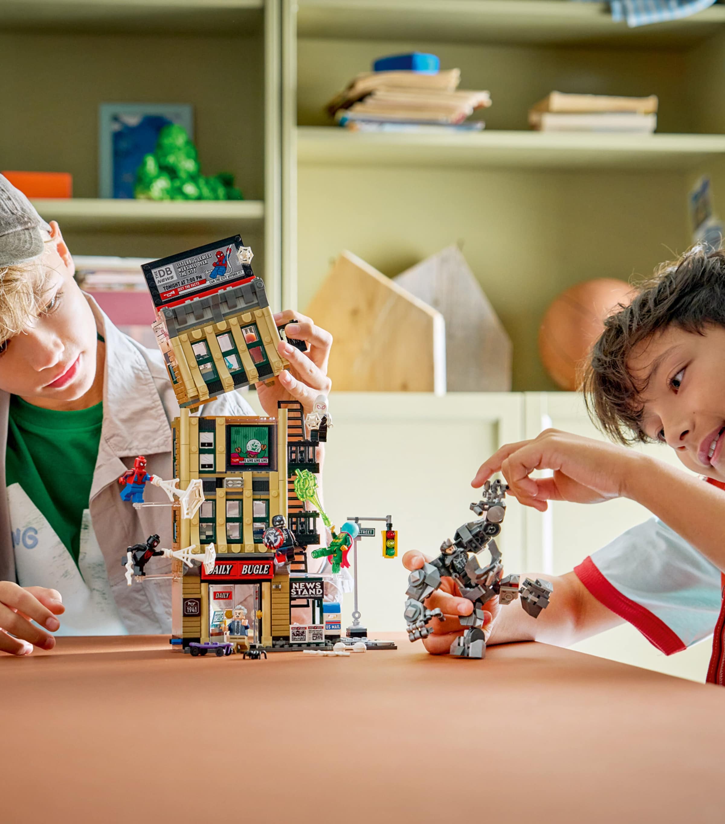 Lego LEGO Marvel Spider-Man vs. Mysterio: The Daily Bugle 76342 ...