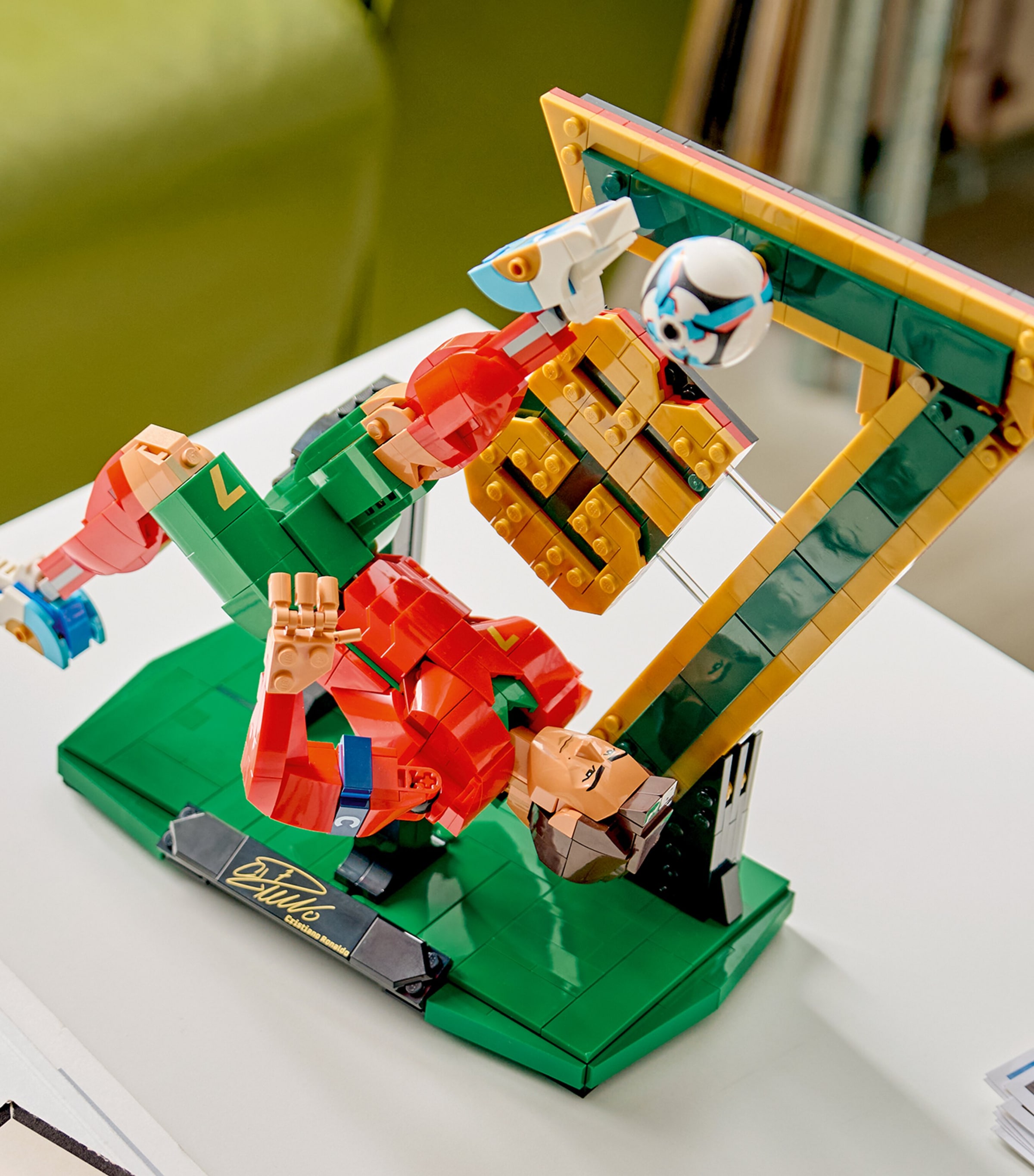 Lego LEGO Editions Cristiano Ronaldo Football Legend 43016 | Harrods FR