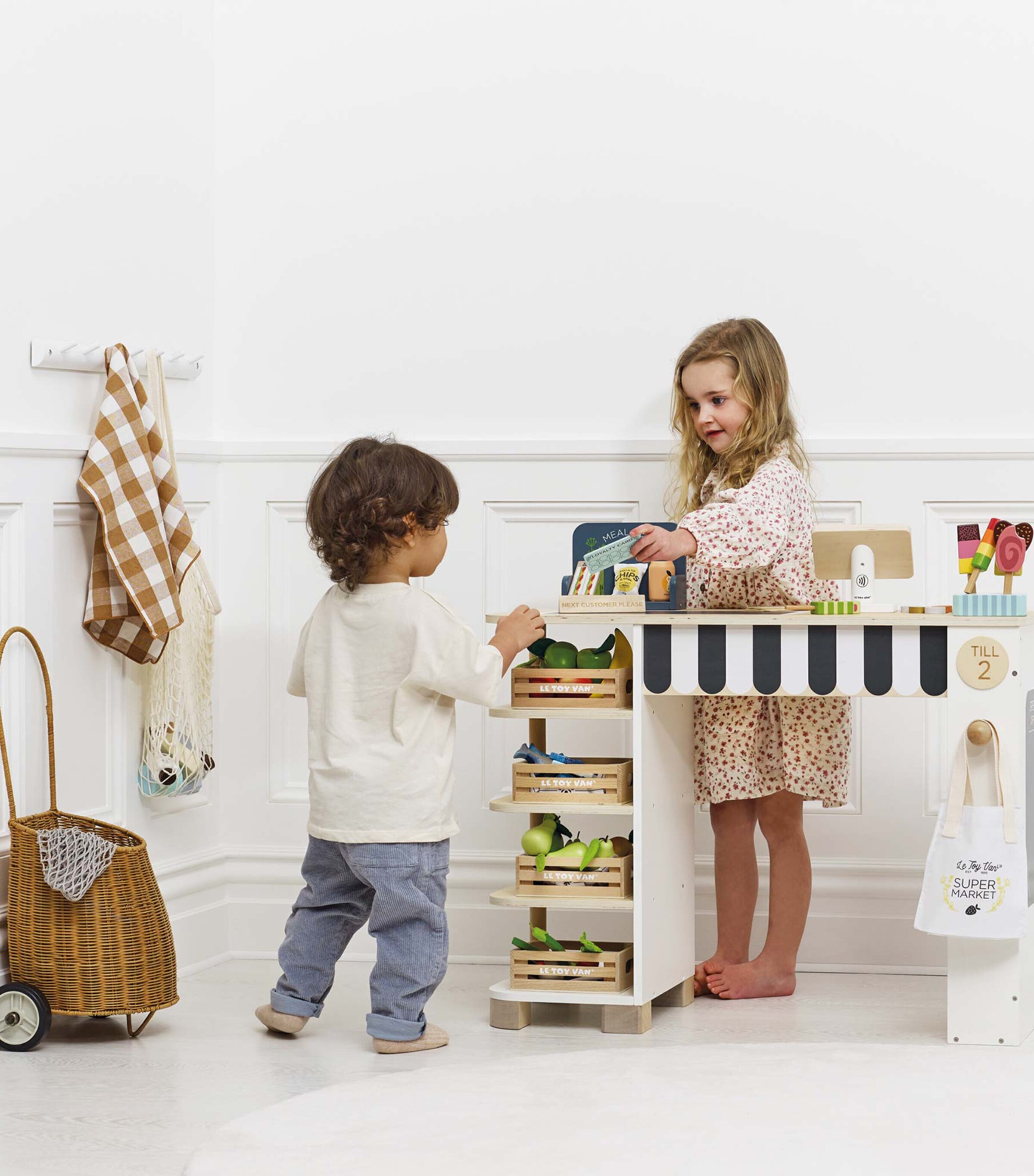 Girls toy till store