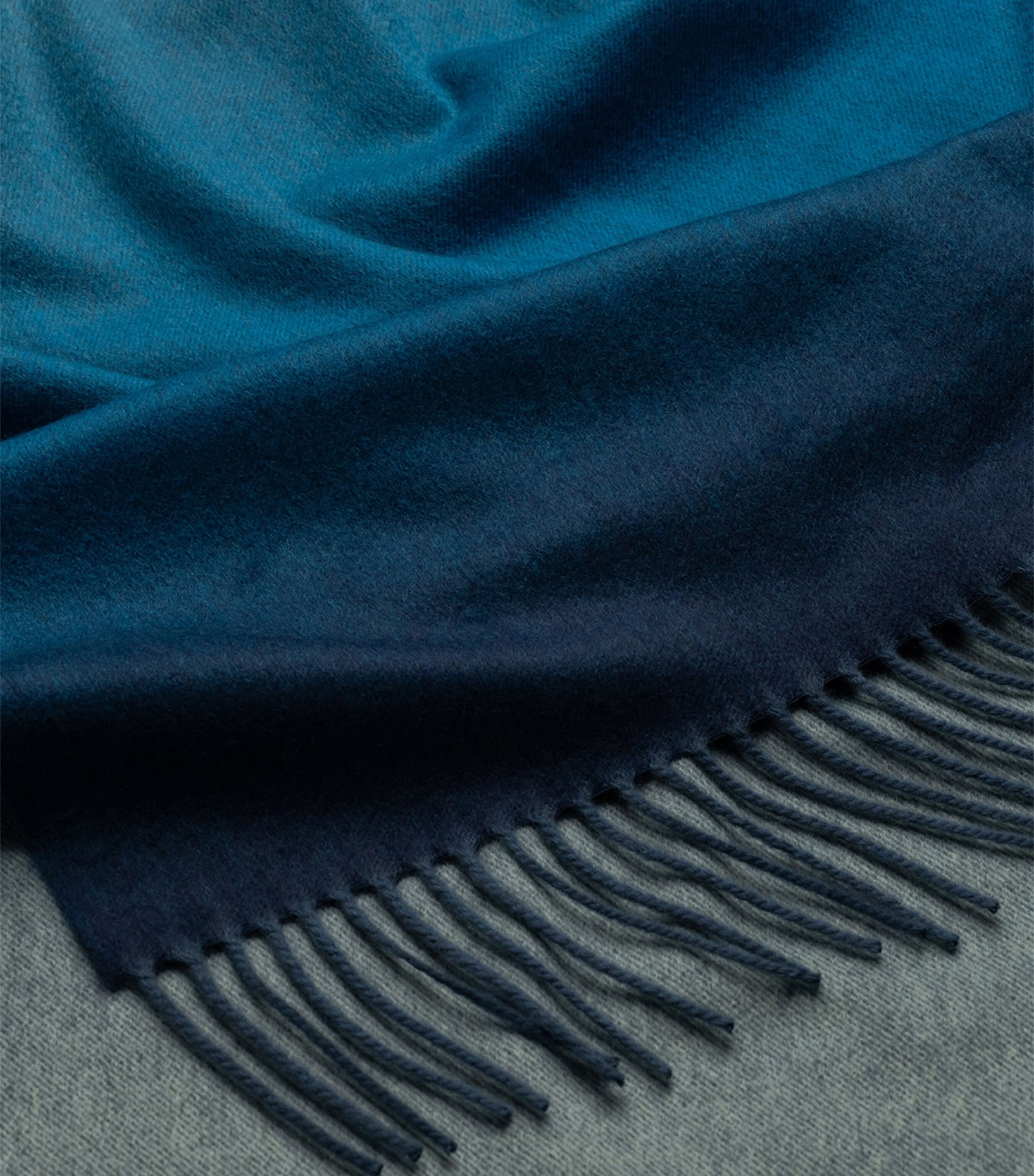 Begg x Co Cashmere Nuance Ombré Throw Blanket (147cm x 183cm) | Harrods TW