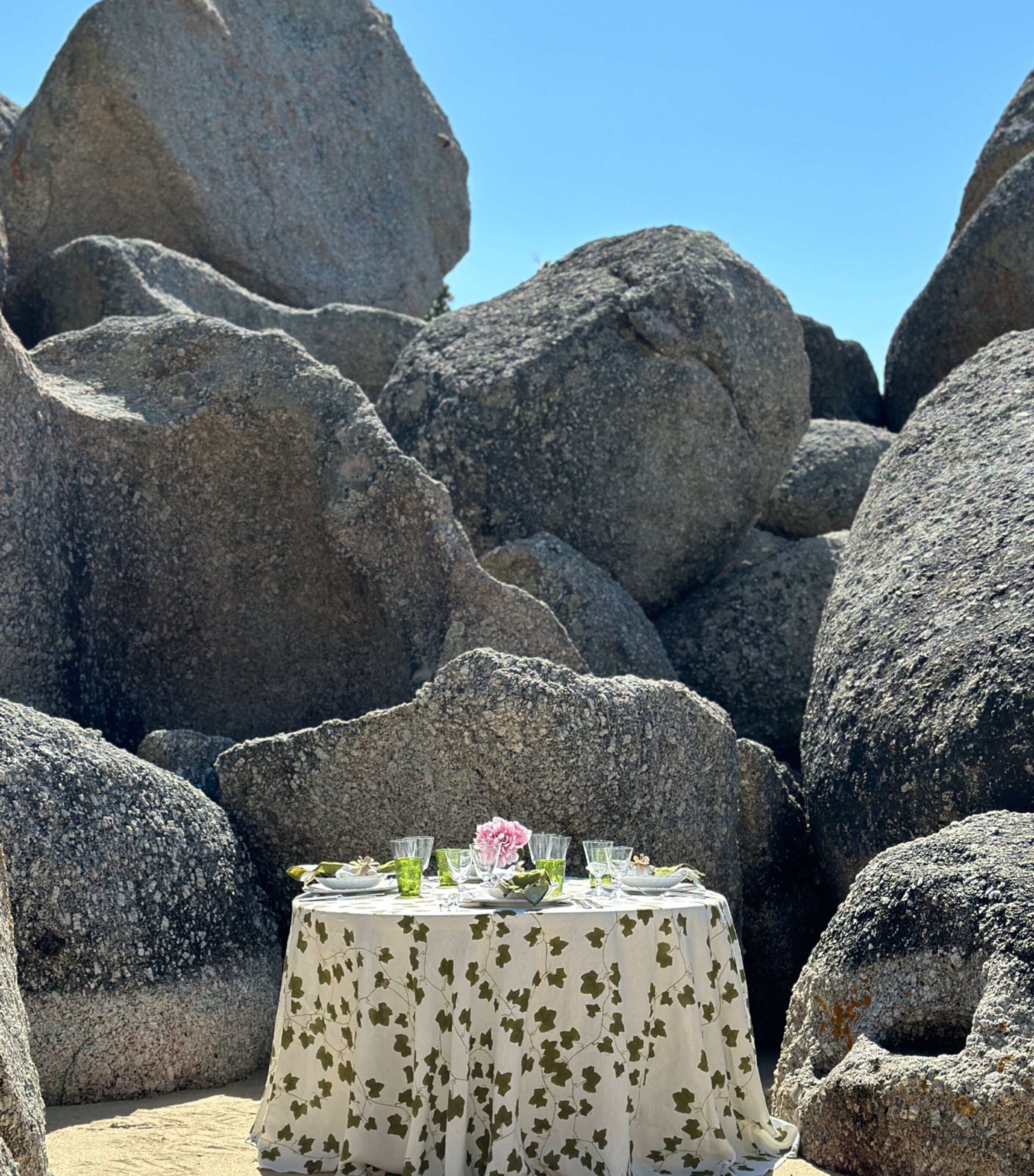 Summerill & Bishop Linen Ivy Round Tablecloth (260cm) | Harrods UK